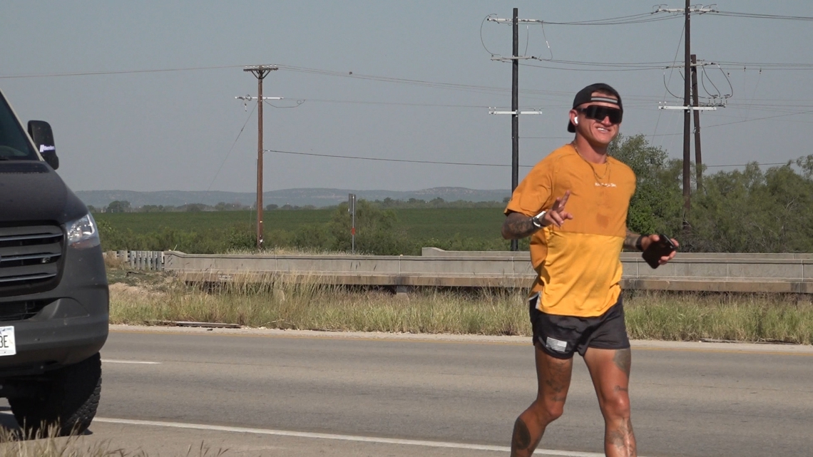 Man running across Texas stops in San Angelo | myfoxzone.com