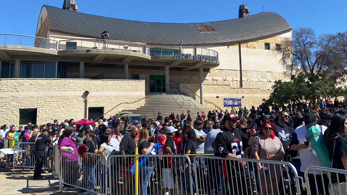 Thousands of fans ready for gates to officially open for hip-hop show ...