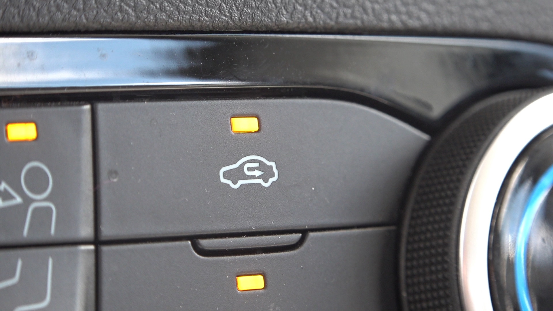Recirculation button keeps your car a handful of degrees cooler ...