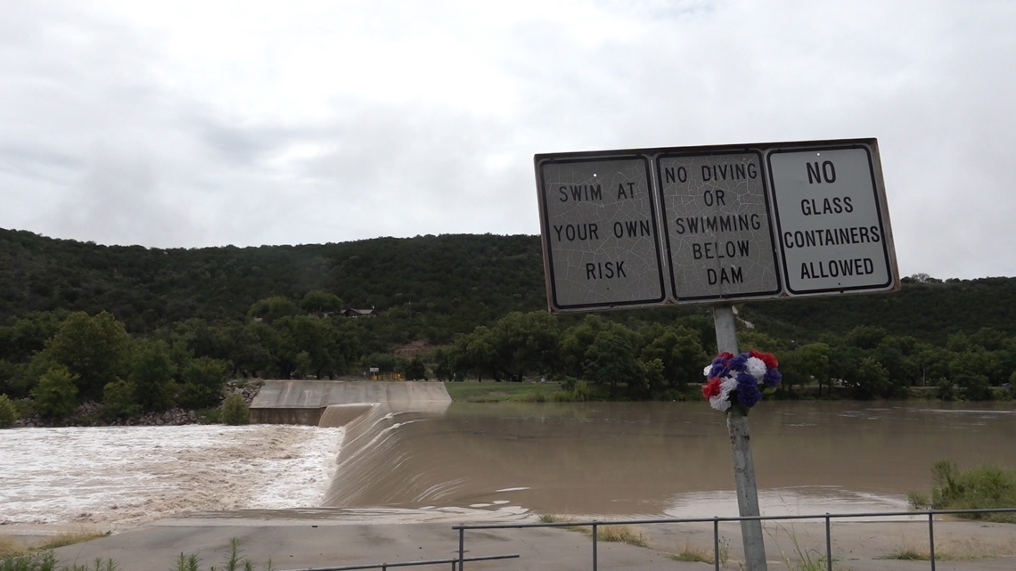Heavy rains cause floods in Junction | myfoxzone.com
